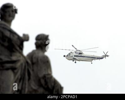 The helicopter carrying Pope Benedict XVI arrives in Castel Gandolfo ...