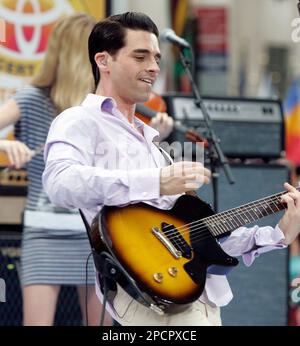 Lead singer Chris Carrabba, of Dashboard Confessional, performs with ...