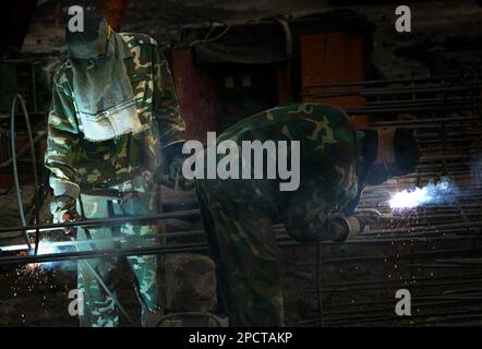 Welders in action Stock Photo - Alamy