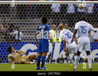ZINEDINE ZIDANE & G BUFFON ITALY V FRANCE OLYMPIC STADIUM BERLIN ...
