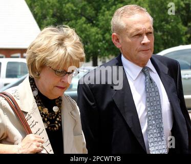 Former Oklahoma District Judge Donald Thompson, left, talks with his ...