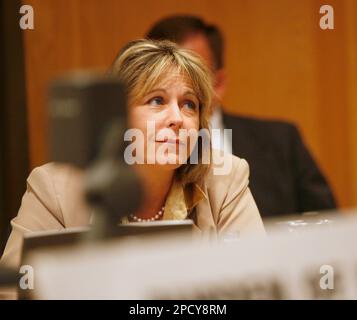 Defense attorney Robert Harrison and prosecutor Donna Pendergast, right ...