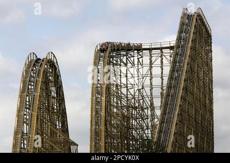 El Toro wooden roller coaster, Great Adventure, Six Flags, New Jersey ...