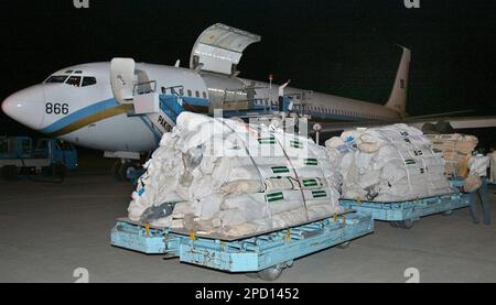 Pakistani air force personnel load relief goods for Indonesian ...