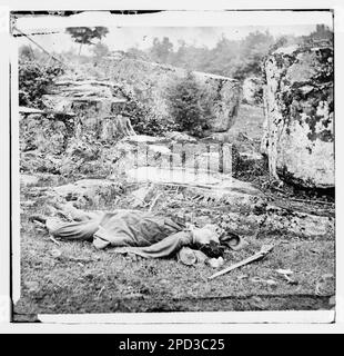 Gettysburg, Pennsylvania. Dead Confederate sharpshooter at the foot of ...