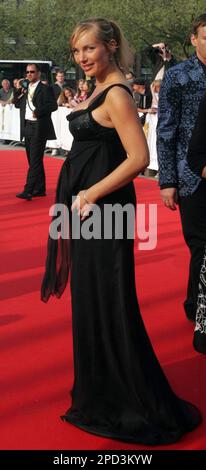 Die Schauspielerin Nadja Uhl posiert am Freitag, 25. April 2008, bei ...