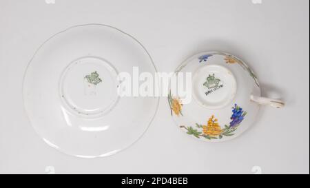 Aynsley Cup of Knowledge teacup and saucer Stock Photo - Alamy