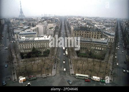 A view of the Arc de Triomphe roundabout in Paris, France Stock Photo ...
