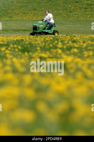 John Deere Riding Lawn Mower Stock Photo - Alamy