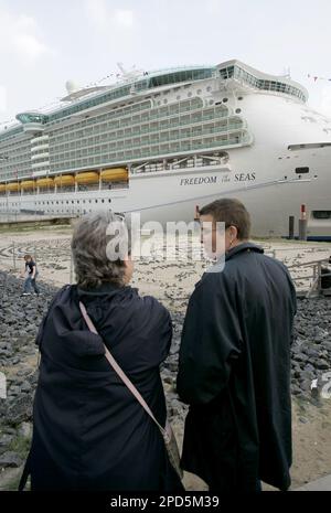 Das groesste Passagierschiff der Welt, die "Queen Mary 2" laeuft am ...
