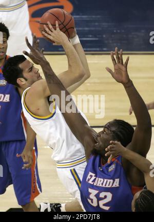 Florida' Chris Richard (32) goes for the basket as Kentucky's Bobby ...