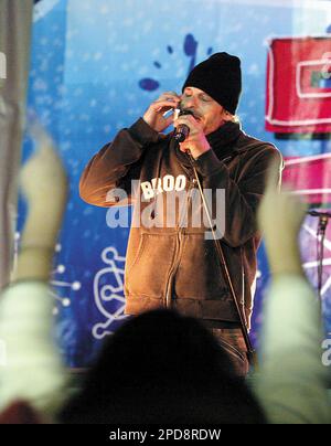 Gin Blossoms lead singer Robin Wilson singing into a fan's cell phone ...