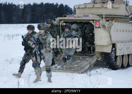 U.S. Army Soldiers dismount a Bradley Fighting Vehicle Stock Photo - Alamy