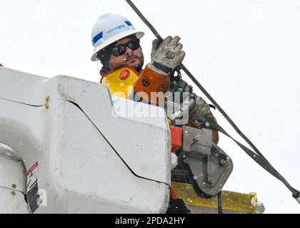 National Grid lineman, Matthew Jukes left, and Jim Sheeran fix a ...