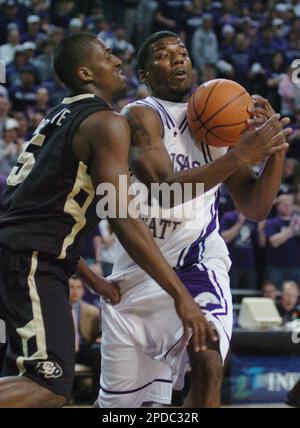 Kansas State's David Hoskins pulls down a first-half rebound in front ...