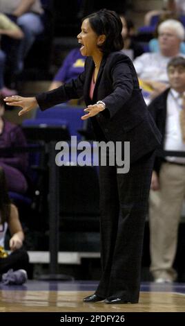 Louisiana State coach Pokey Chatman, left, discusses a call with ...