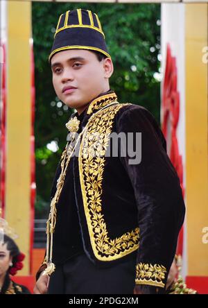 Indonesian with a javanese wedding dress Stock Photo - Alamy