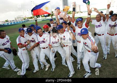 The Philippine baseball team celebrates their win over Thailand at ...