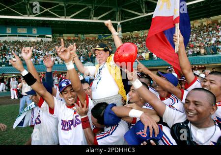 The Philippine baseball team celebrates their win over Thailand at ...