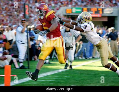 Southern California's Reggie Bush (5) rushes against Texas in the first ...