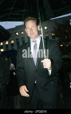 Michael Scanlon, partner of lobbyist Jack Abramoff, in suit in center ...