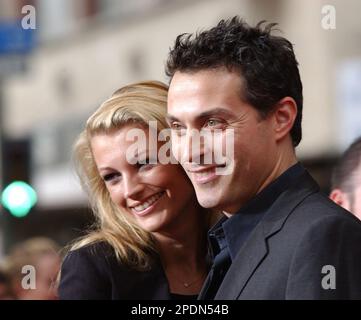 RUFUS SEWELL & AMY THE LEGEND OF ZORRO PREMIER 16 October 2005 Stock Photo - Alamy