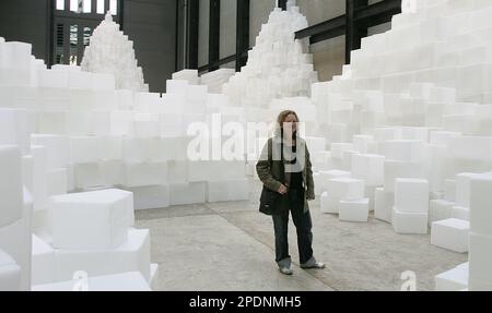 Embankment by Rachel Whiteread, Turbine Hall - Tate Modern Art Gallery ...