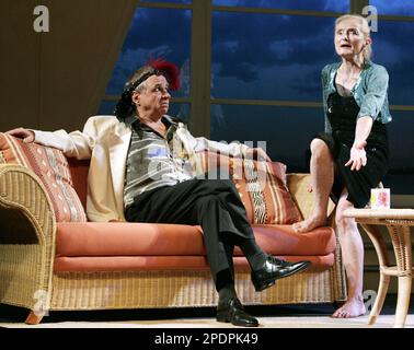 Toni Boehm als Tanzlehrer Michael Minetti, rechts, spielt mit Erni ...