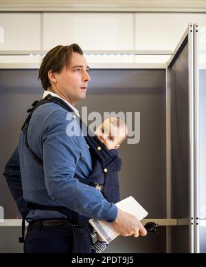 AMSTERDAM - FVD leader Thierry Baudet casts his vote for the provincial elections. ANP KOEN VAN ...