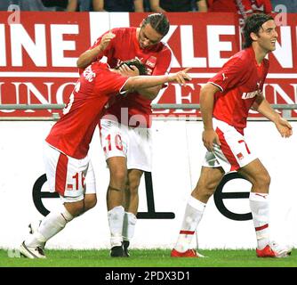 GAK-Spieler Alen Skoro, links, und Mario Bazina, rechts, jubeln mit ...