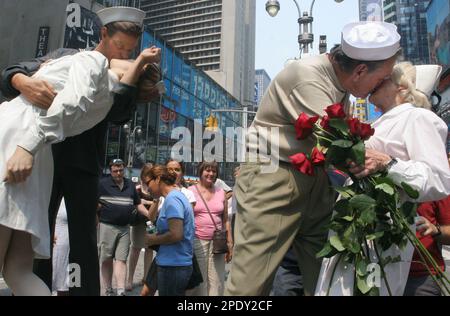 Alfred Eisenstaedt iconic VJ Day in Times Square kiss graffiti by ...