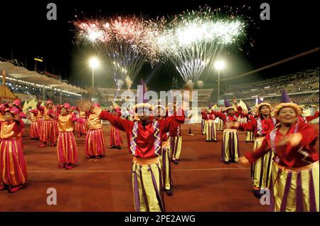 Malaysian dancers perform during the Citrawarna Malaysia (Colours of ...