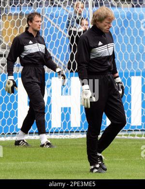 German goalkeepers Jens Lehmann (R) and Oliver Kahn photographed during ...