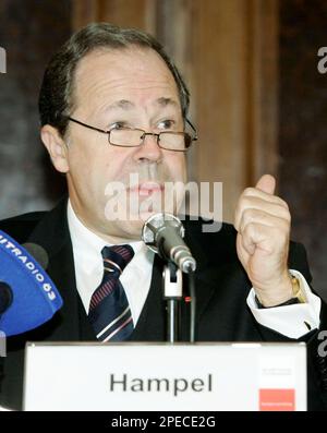 Generaldirektor der Bank Austria Creditanstalt Erich Hampel gibt am ...