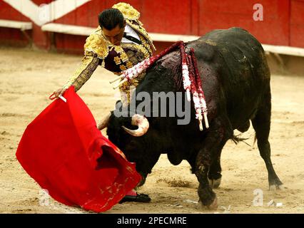 Mexican bullfighter Eulalio Lopez "Zotoluco" performs a "Veronica ...