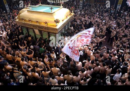 Iranian and Iraqi Shiite Muslims beat themselves during religious ...