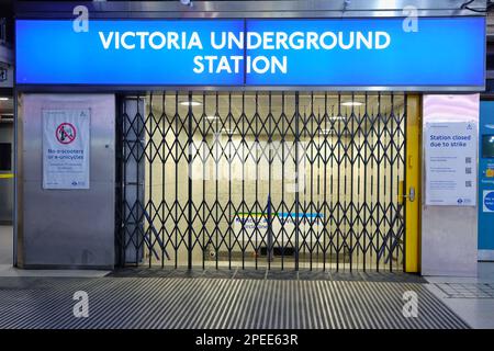 Closed gates at tfl tube station in London Stock Photo - Alamy