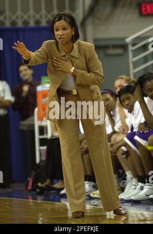 Louisiana State coach Pokey Chatman, left, discusses a call with ...