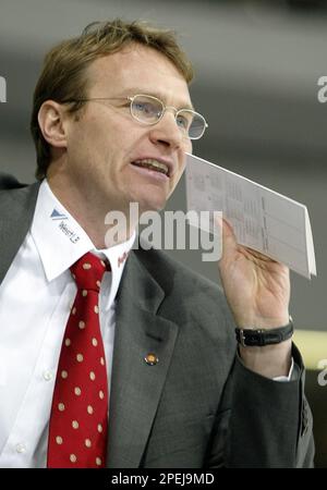 Greg Poss, Trainer der deutschen Eishockeynationalmannschaft, verfolgt ...