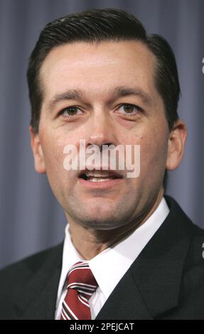 Virginia Attorney General Jerry Kilgore, left, looks on as debate ...