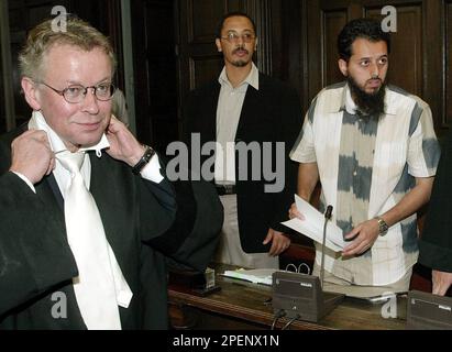 Die Verteidiger Gerhard Strate, links, und Josef Graessle-Muenscher ...