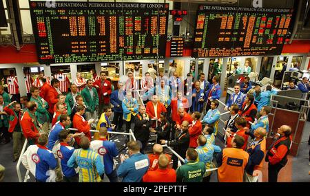 Traders at the International Petroleum Exchange, London, UK Stock Photo ...