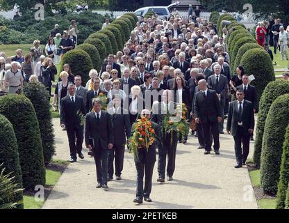 Der Trauerzug mit der Urne der Schauspielerin Inge Meysel an der Spitze ...