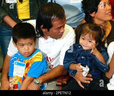 Released Filipino hostage Angelo Dela Cruz is hugged by his daughter ...