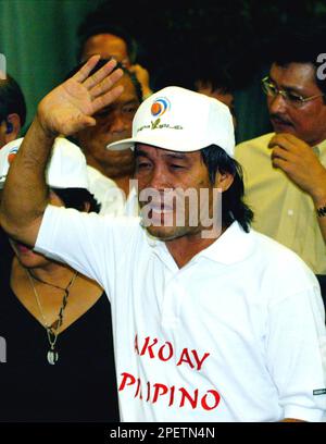 Released Filipino hostage Angelo Dela Cruz is hugged by his daughter ...