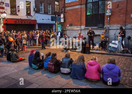 Rock street concert in the Temple bar area, Dublin Stock Photo - Alamy