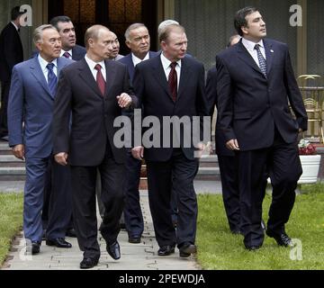 Presidents Emomali Rakhmonov of Tajikistan and Vladimir Putin of Russia ...