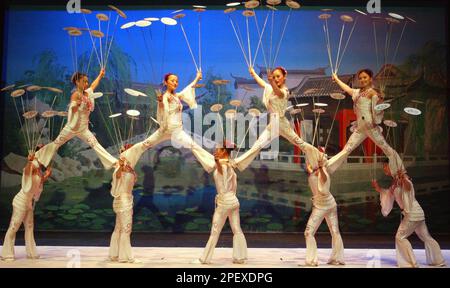 Chinese acrobats balancing plates Stock Photo - Alamy
