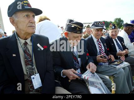 World War II veteran Eli Linden (L) shakes hands with Army Colonel ...