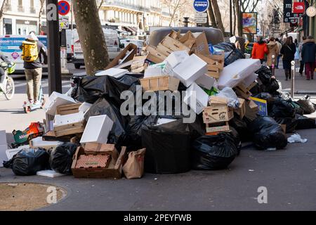 Overfull garbage bins in Paris during March 2023 binmen strike Stock Photo - Alamy